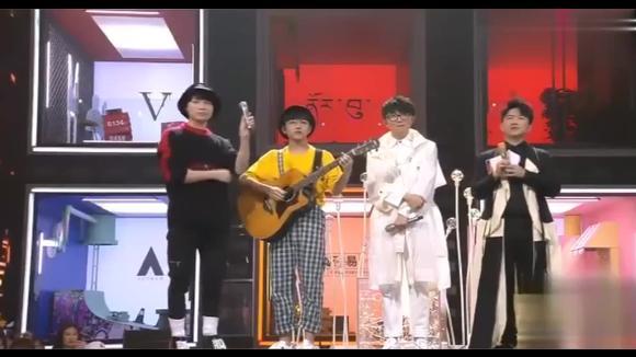 小伙模仿薛之谦演唱《演员》,实在太像,连对方制作人都在抓头发