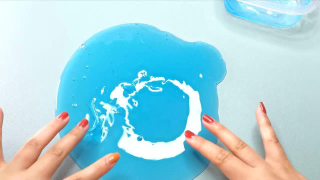 自制假水一次就成功!怎么抓都抓不住还不粘手,实在太好玩