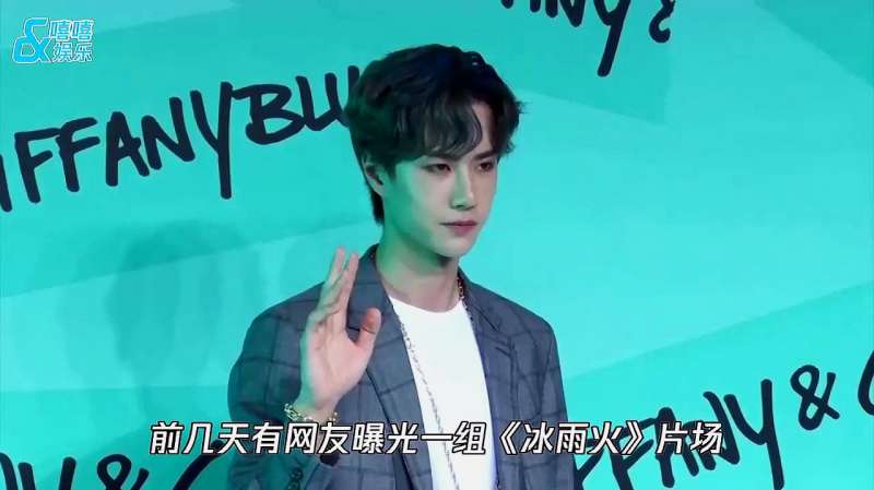 陈sir别紧张!王一博参加禁毒宣传,听发言时没拿住剧本掉了