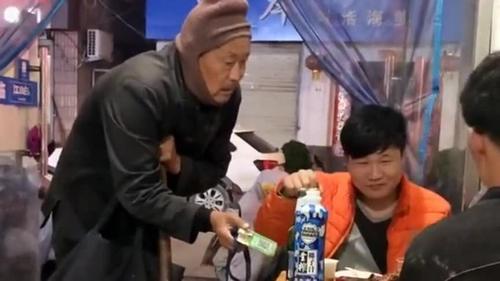 现在当乞丐都会用微信了,居然还带着二维码,这种人不能惯着