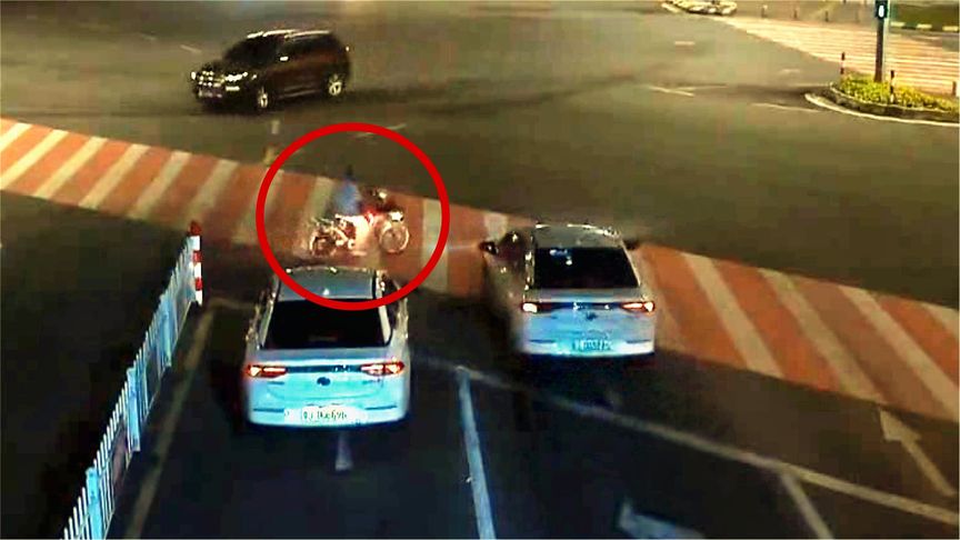 监控曝光!电动车闯红灯被小汽车撞 骑行者丧命还要负全责