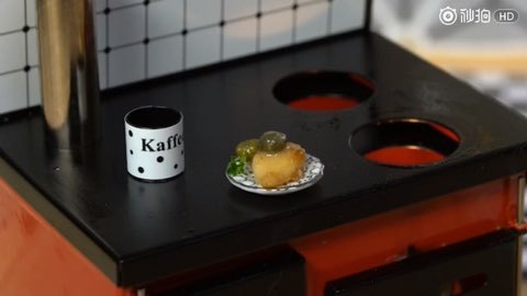 在#迷你厨房#的世界里,小小鸡胸肉在滋啦啦的油锅里,蹿腾得可快活了~.