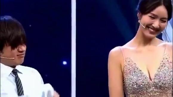 谢娜模仿林志颖演唱到一半,林志颖的出现让谢娜一脸茫然!