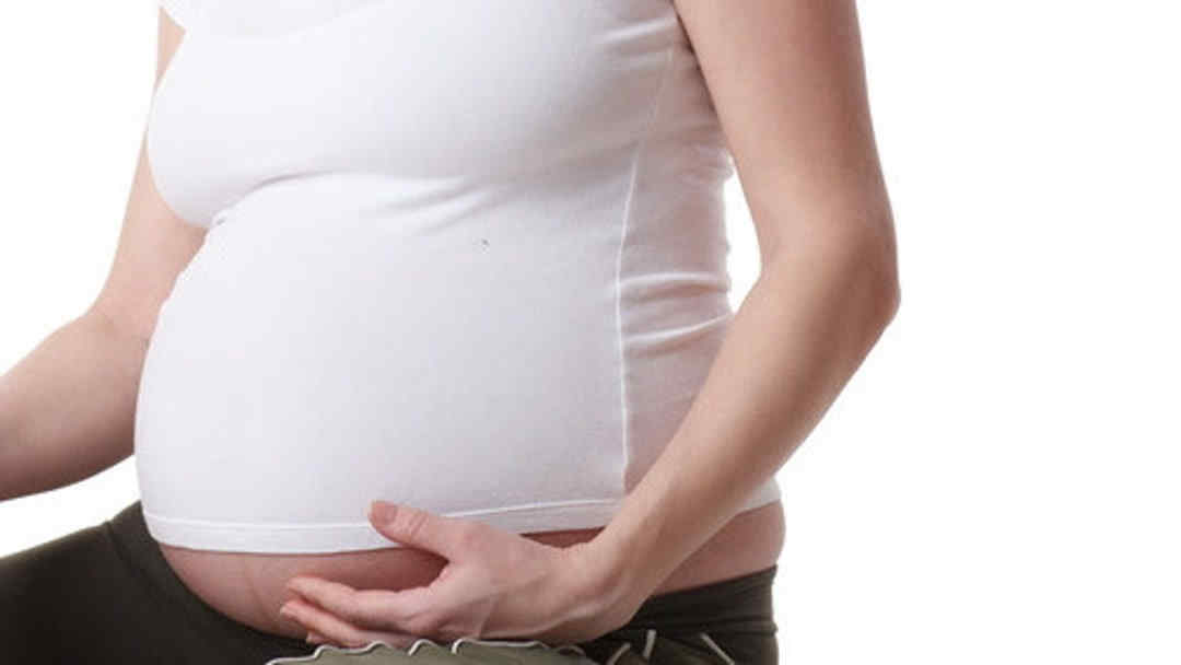 视频记录孕妇艰辛的自然分娩过程。