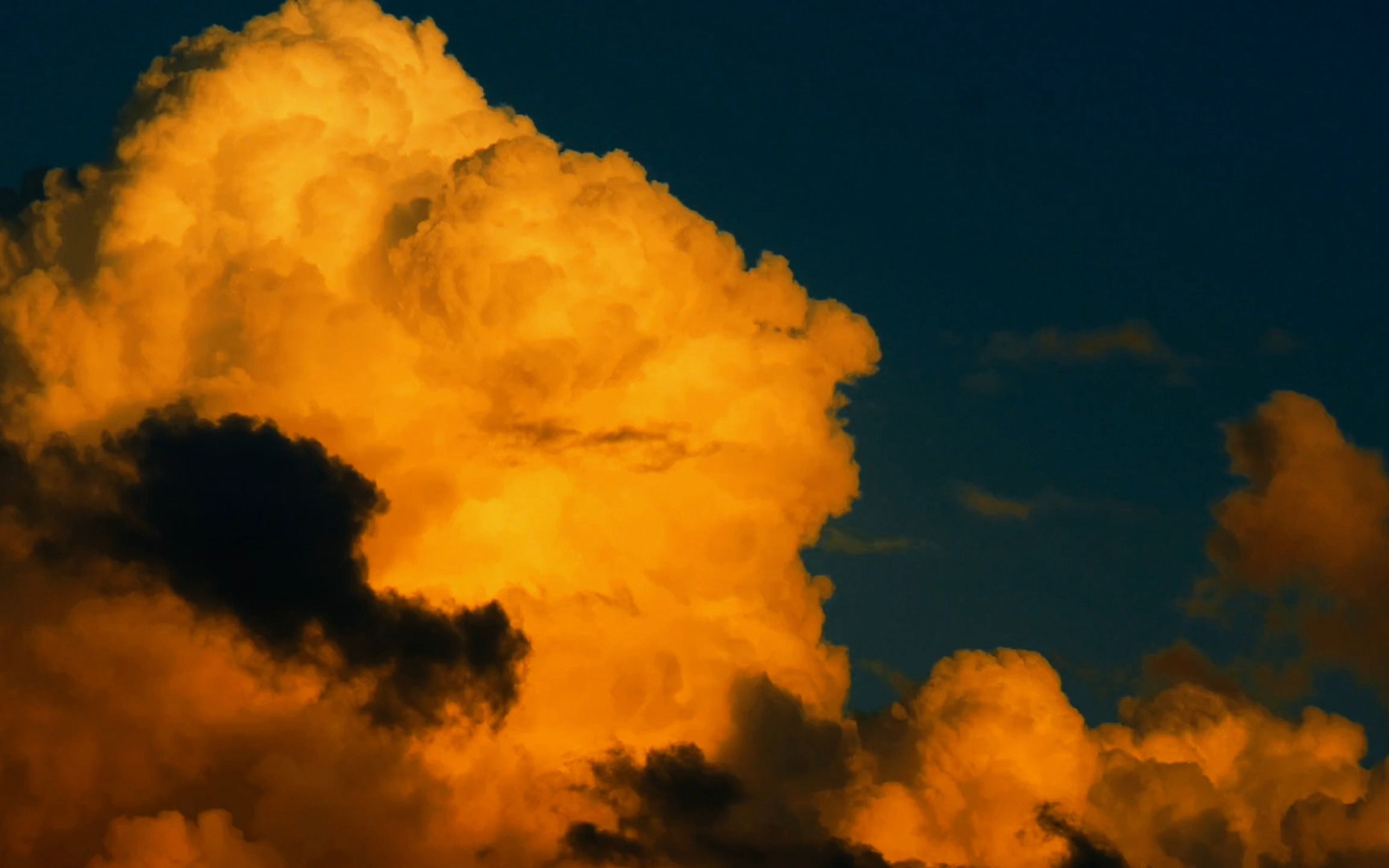 "会看云的人,也会看月、看星辰"