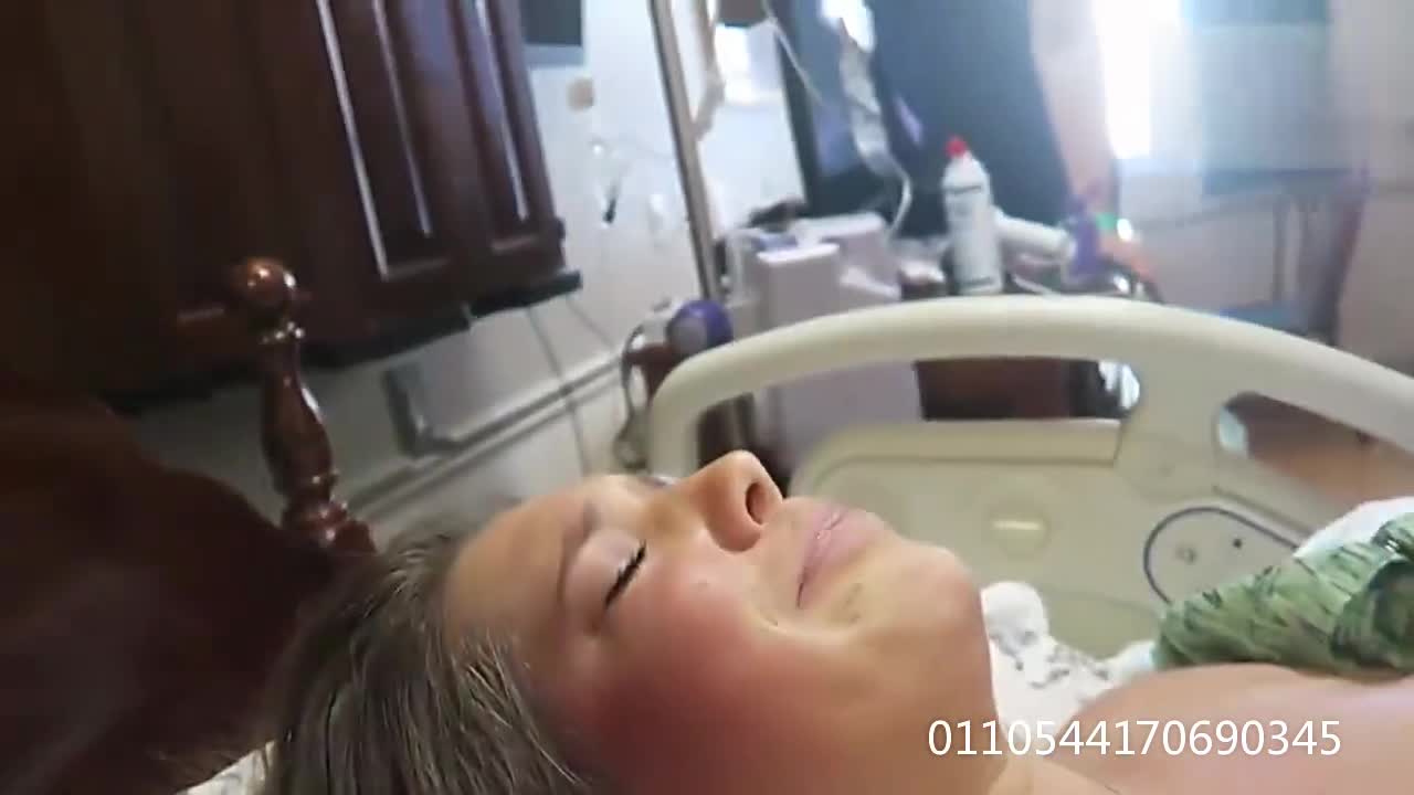 产房实拍产妇自然分娩的瞬间 妈妈流下眼泪