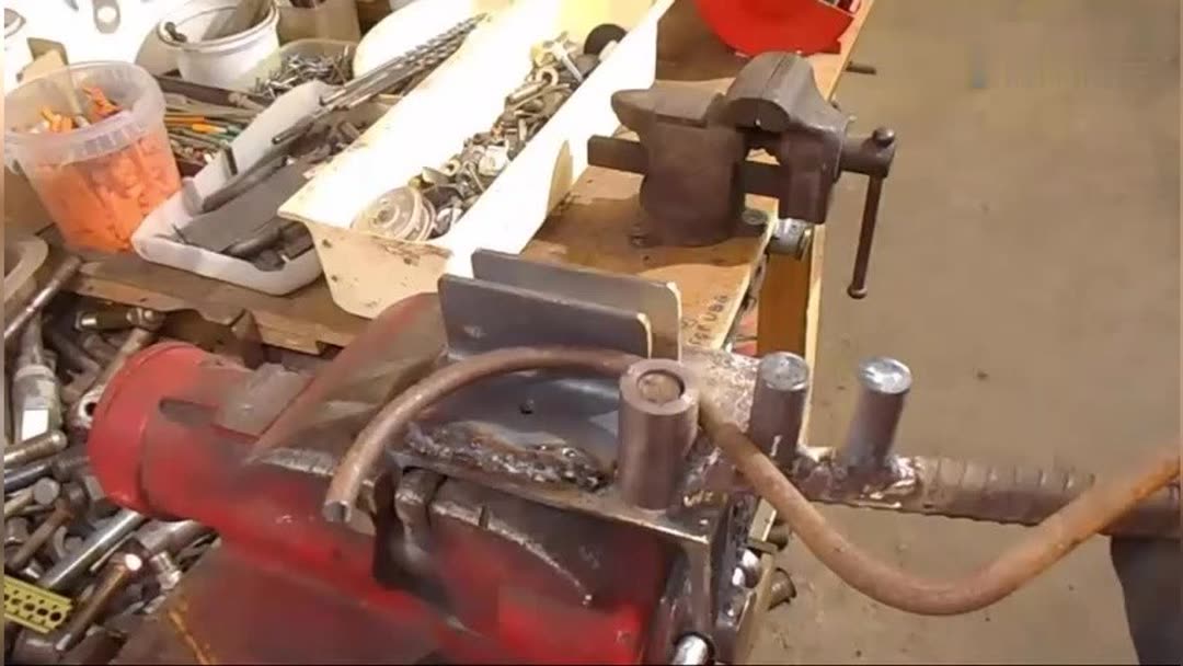 小伙用废钢筋自制了一个弯管机,看完我也想做一个