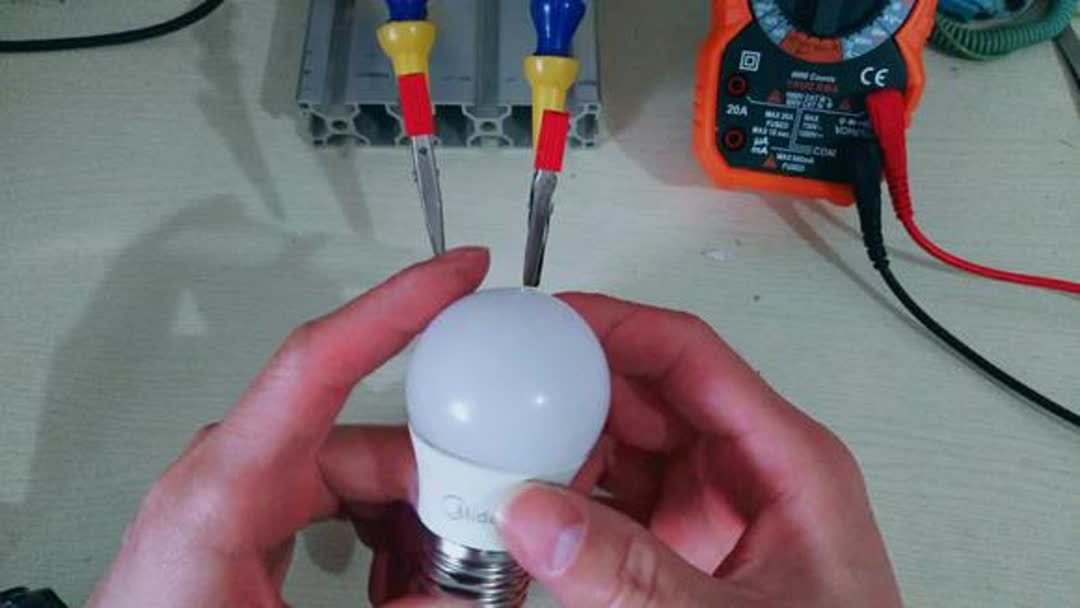 家里LED灯不亮了,一般都是都是这里坏了,在家自己轻松就能维修