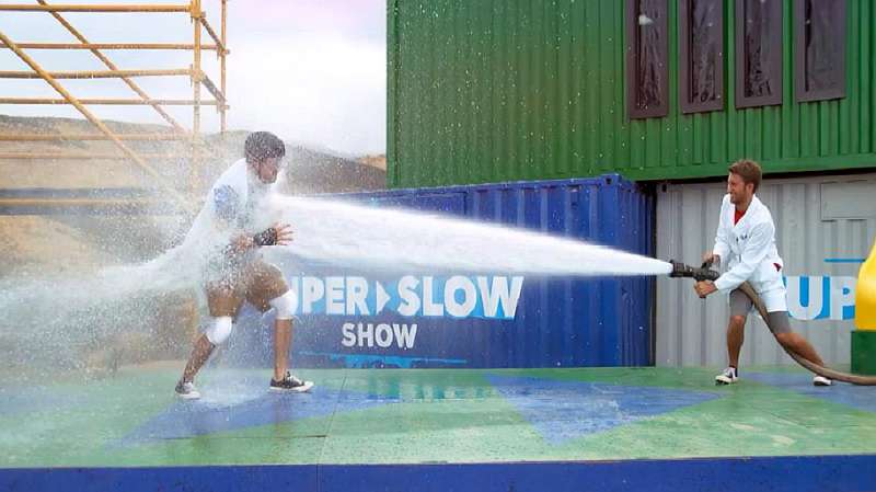 消防水枪的威力有多大?胖老外作死亲测,网友:隔着屏幕都替他疼