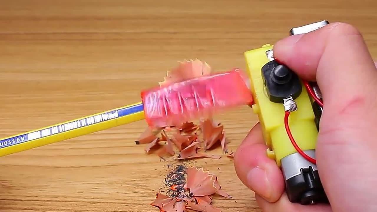 老外的神奇制作,用电动机制作削笔刀,省时又省力