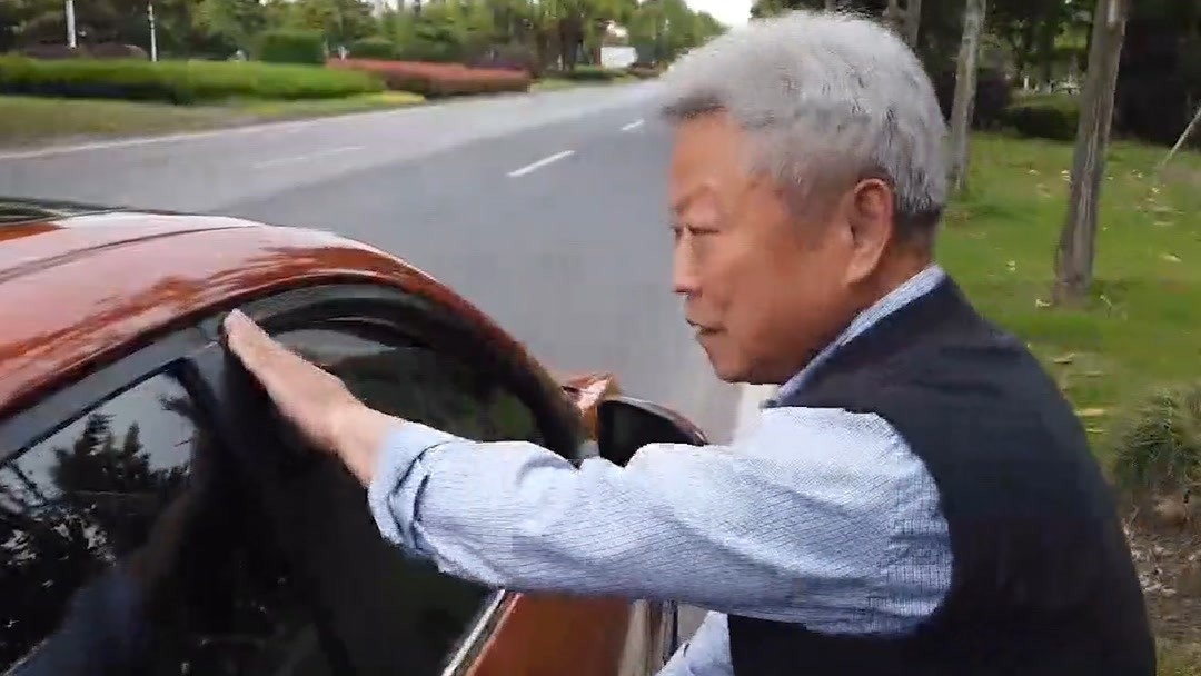 太牛了!南通74岁大爷拿驾照去4S店买车了:科三科四满分过