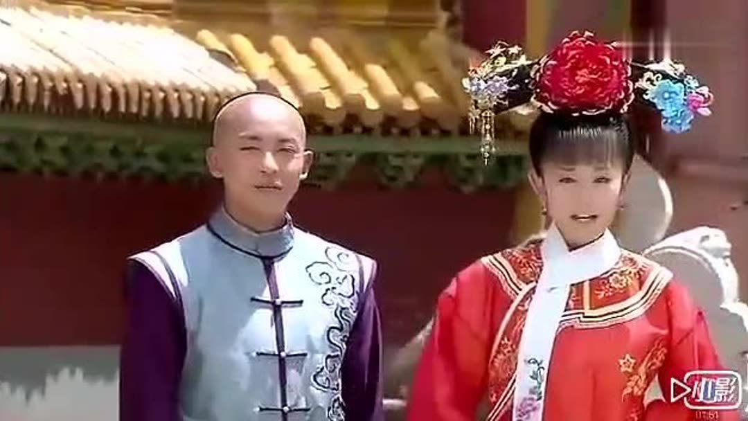 新旧版还珠格格小燕子模仿香妃引蝶引来蜜蜂,一个搞笑一个做作