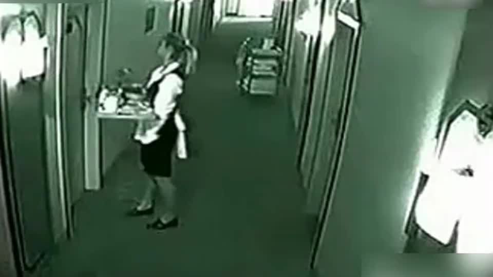 监控拍下国外客房服务的真实一幕!