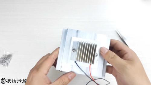 用半导体制冷片制作一个桌面级的小冰箱,看看最终成品效果如何