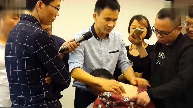 找肺俞最笨方法之一老师演示找风门穴,来看看吧