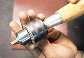 没用的电钻不要扔,里面的套筒能做一个非常好用的工具