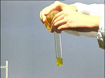 初中化学演示实验:氢氧化钠溶液和盐溶液的反应