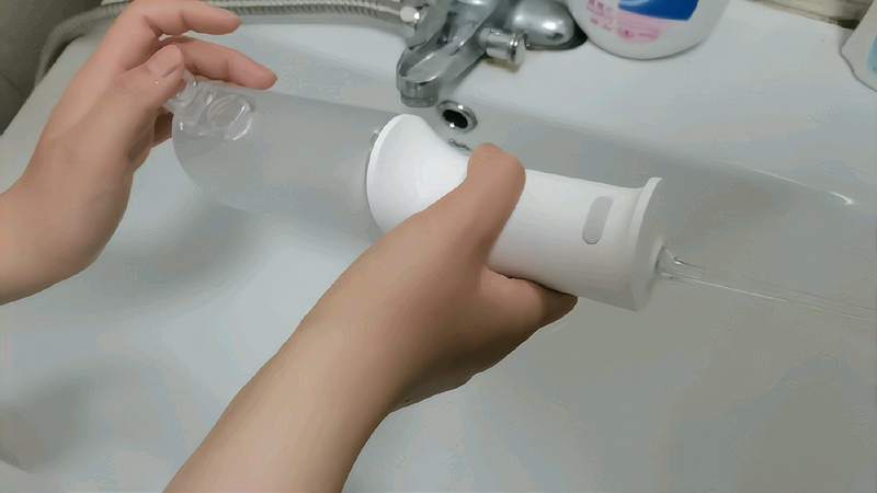 第一次使用冲牙器,请教舍友使用方法