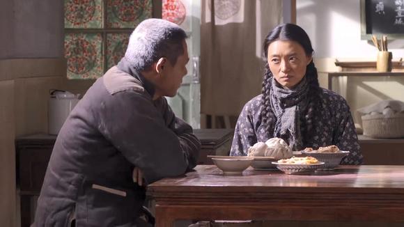 老农民:在县里的劳模大会上碰到韩春丽,事后还去饭馆吃饭了