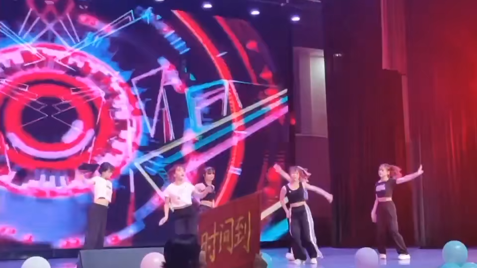 晚会现场看女大学生跳舞 how you like that+ rollin