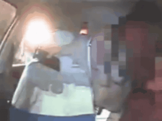 【四川】醉酒女呕吐拒付清洁费 怒抢出租车方向盘