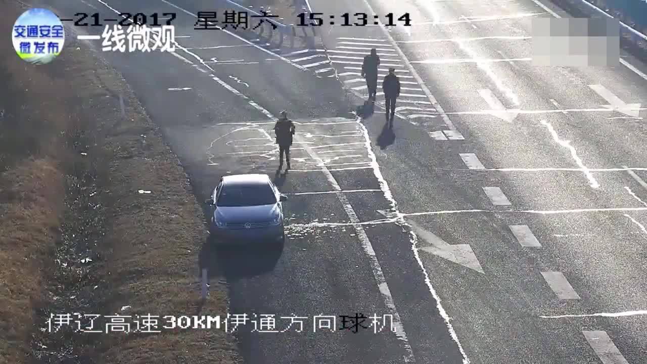 太胆大,高速路上随意倒车,这是嫌自己活的时间长