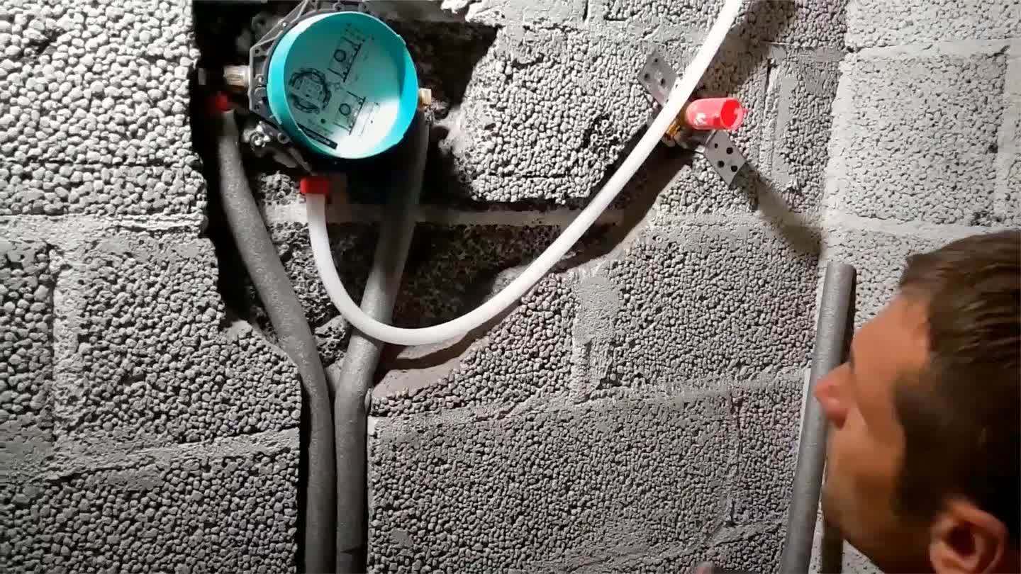 德国水电工预埋隐藏式花洒,管道为什么不用PPR管却用PEX管