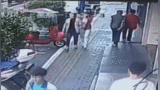 【江西】女子被高空坠物砸中倒地 派出所:人已经去世了