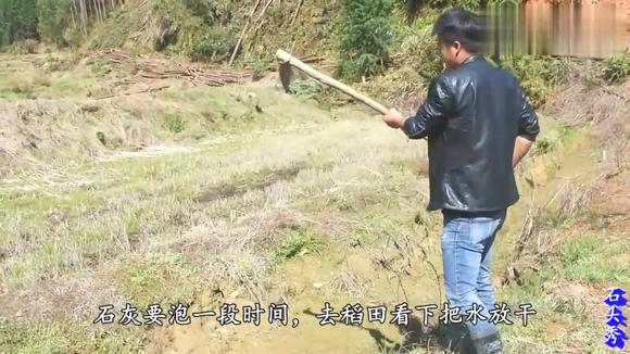 农村小伙闲居深山养鱼,用25斤石灰消毒,遇水之后火了