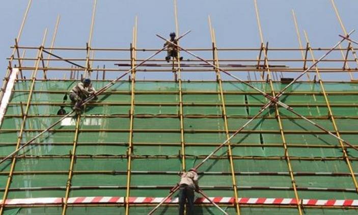 工人们正在移动脚手架,殊不知死神悄悄降临,下一秒纷纷倒地!