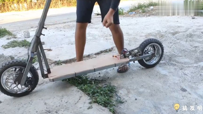 厉害了,农村小伙自制折叠电动滑板车,好想自己动手做一台