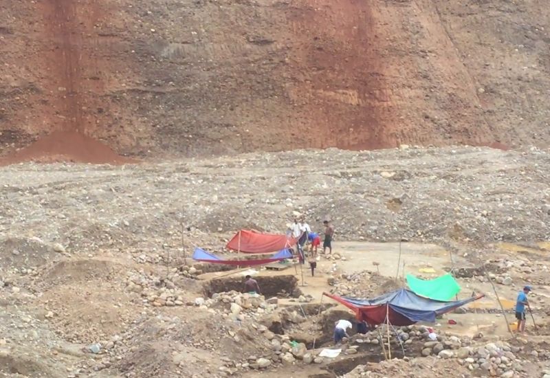 实拍缅甸翡翠矿区:雨季中的木那翡翠矿区作业实况!