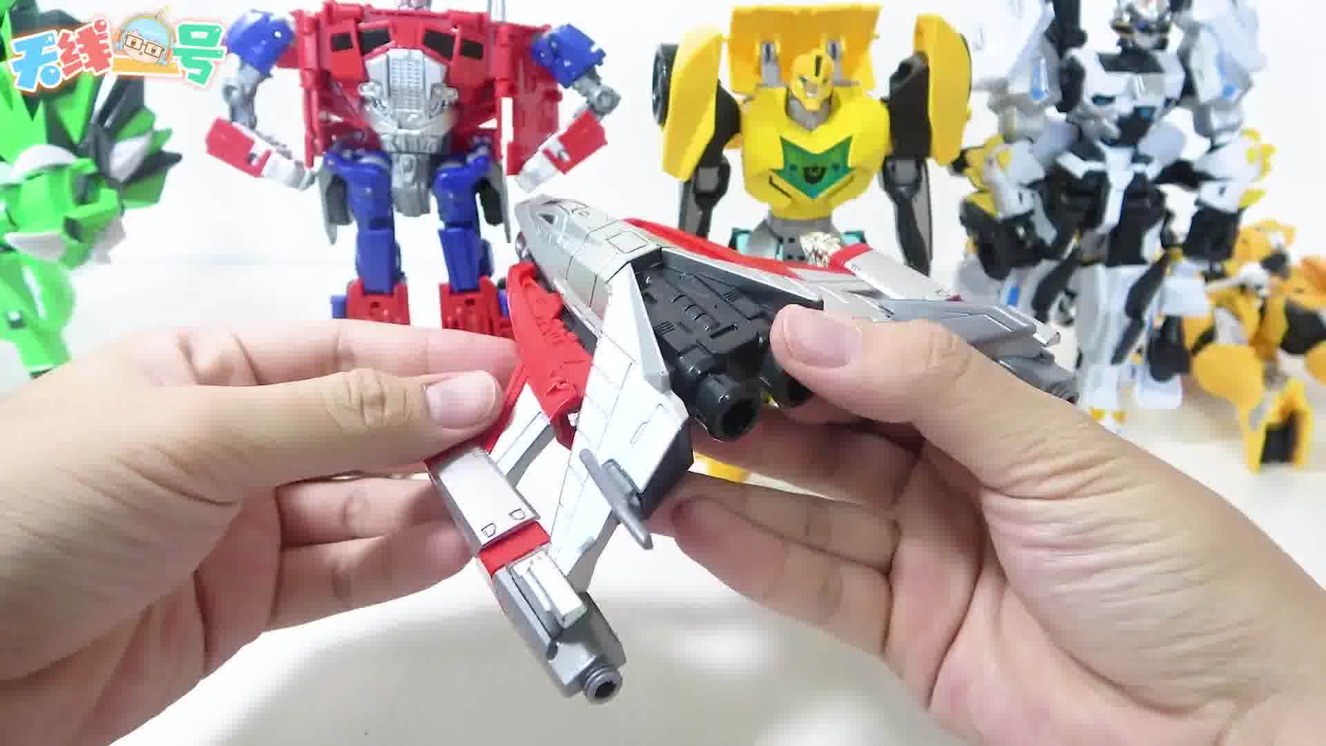 超酷的飞机模型来啦,把变形金刚都撞飞了