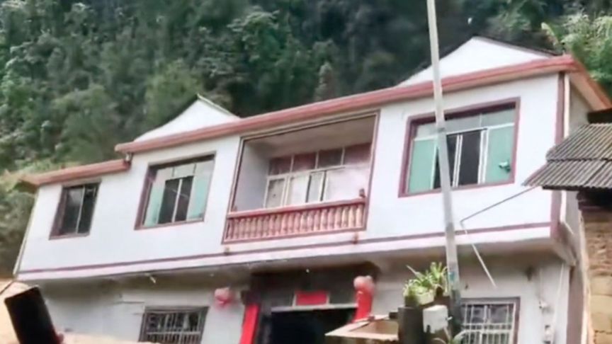 湖南一楼房遇洪水倒塌,房东亲眼目睹全程,伤心痛哭