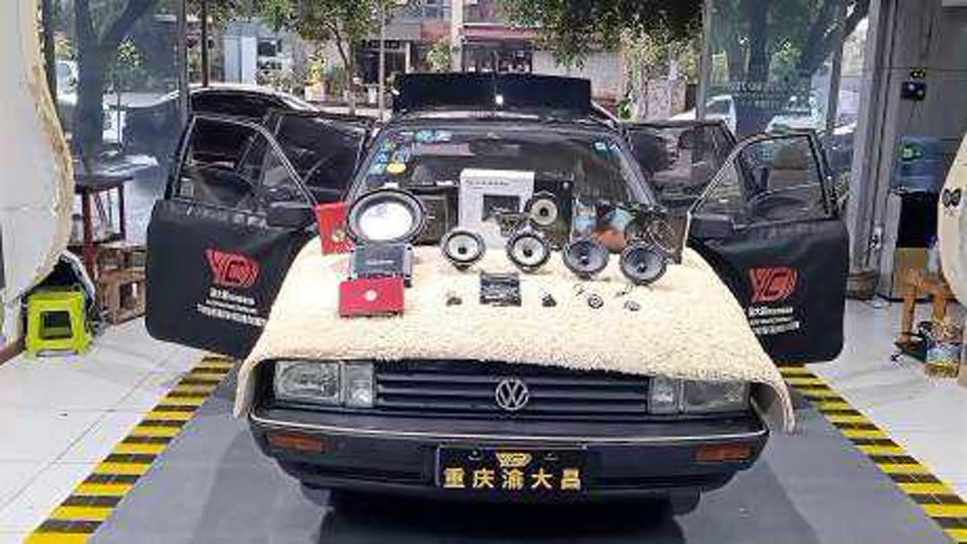 重庆渝大昌桑塔纳发烧级音响改装,汽车内饰倒模包真皮改装案例!