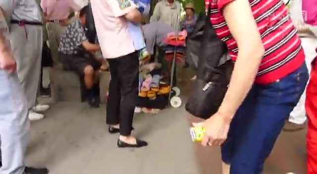 视频纪实《城管与小贩》小贩手托假牙高呼“毛主席万岁!共产党万岁!。