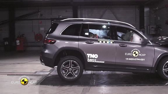 即将上市的奔驰GLB到底结不结实?先来看下海外版最新碰撞测试【...