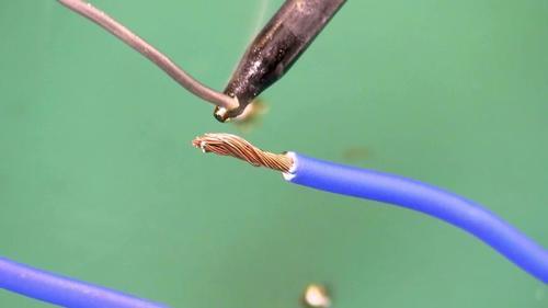 运用火花塞制作定电焊笔的焊头