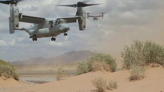 高速飞行的V-22鱼鹰像固定翼螺旋桨飞机,但降落时像直升机