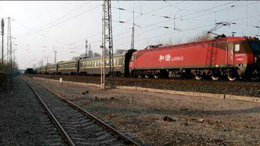 由天津站发出的Z11次快速通过天津站四号楼。广州东-沈阳北