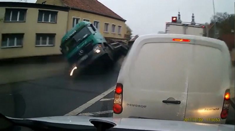 惊险!卡车突然侧翻,边上的路人差点被压着