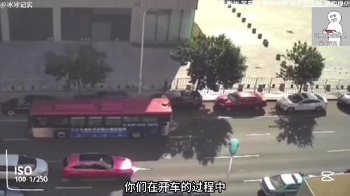 红车为躲避阴凉等绿灯,竟然停车距离红绿灯很远,这操作头一次见