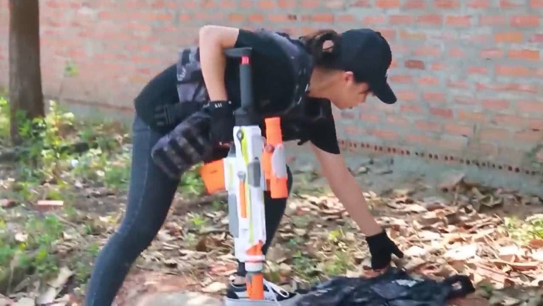 搞笑CS枪战-美女单排秒强敌,操作就是怼