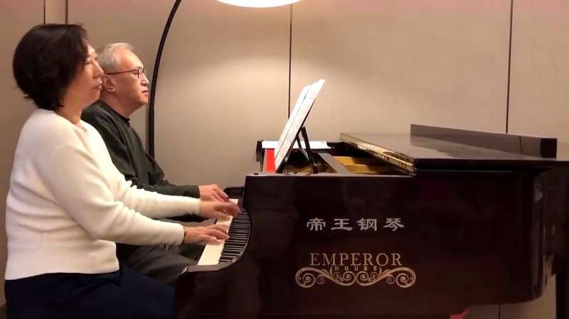 童年回忆杀来袭,四手联弹《让我们荡起双桨》