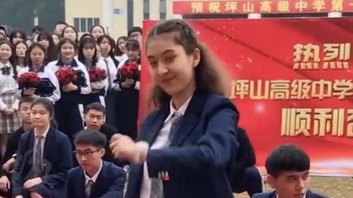 运动会上的开场舞,后面的男生动作不要太绅士,这个女孩长相真是太好了