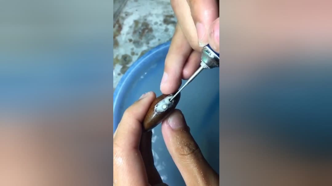 现在大多数玉石都选用牛鼻孔式的打孔方法,