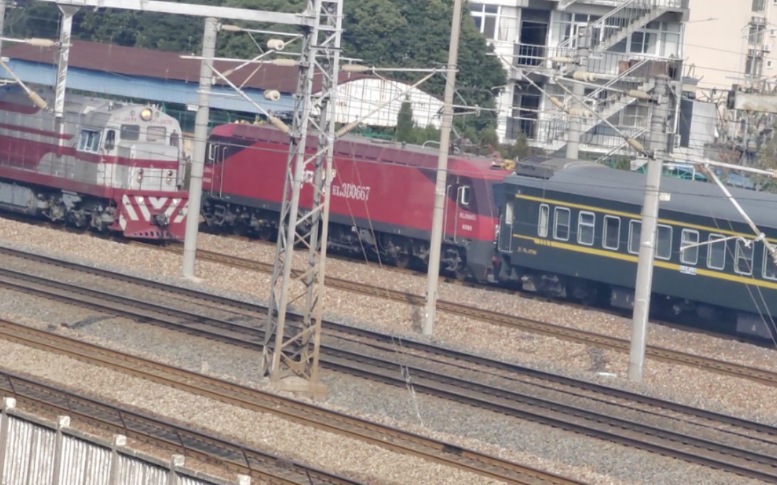 京沪线,沈局沈段HXD3D 0667牵引K516次列车出昆山站!