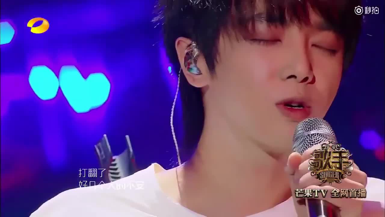 #华晨宇新世界 华晨宇在18年歌手舞台上演唱的《孩子》