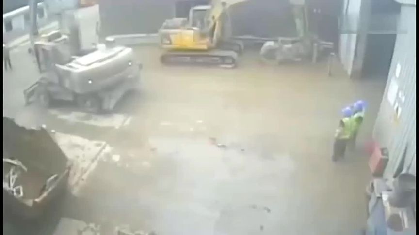 安全生产事故警示:大型特种设备进行作业操作时,应注意周边人群