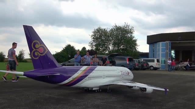 长达6米的空客A380模型试飞，太霸气了，感觉都能坐人了